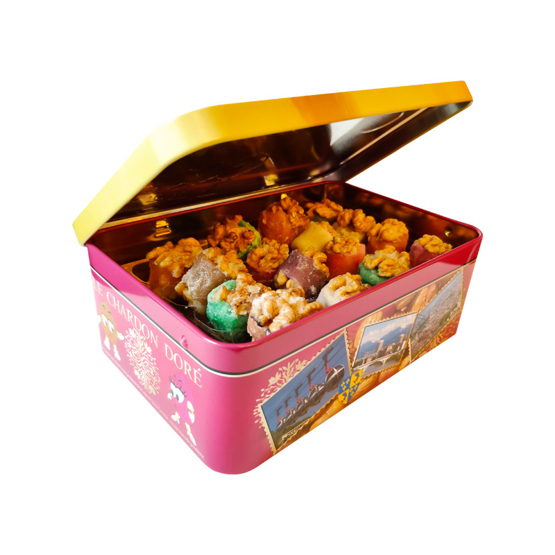 Assortiment noix de Grenoble en pâte d'amande et chocolats coquilles de ...